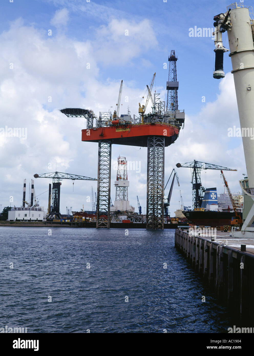 Jack up rig hi-res stock photography and images - Alamy