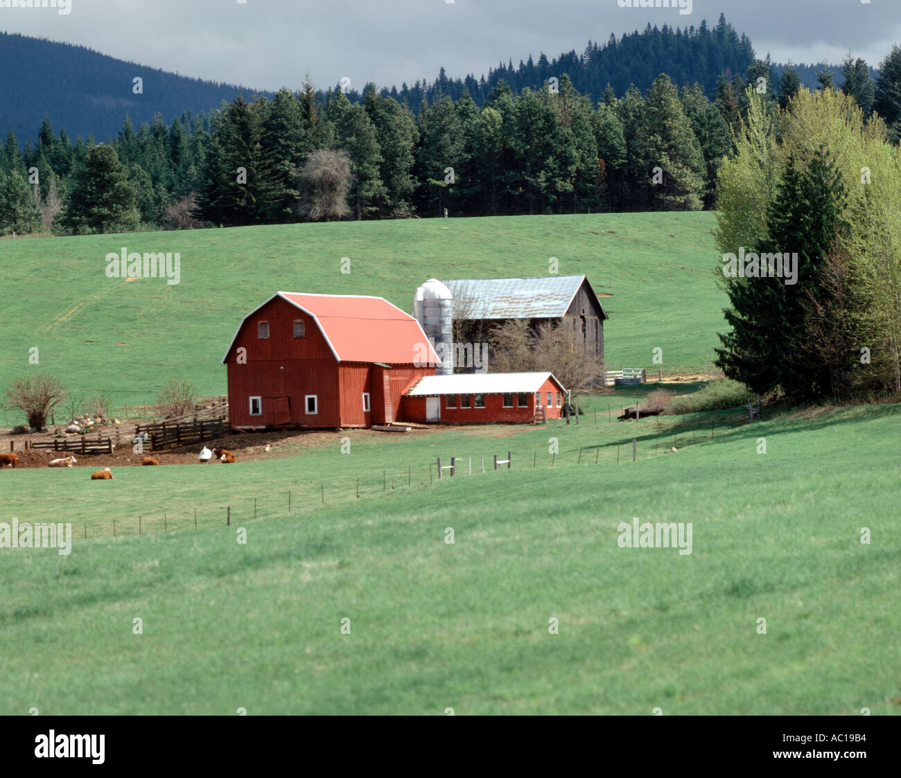 Hood river red barn hi-res stock photography and images - Alamy