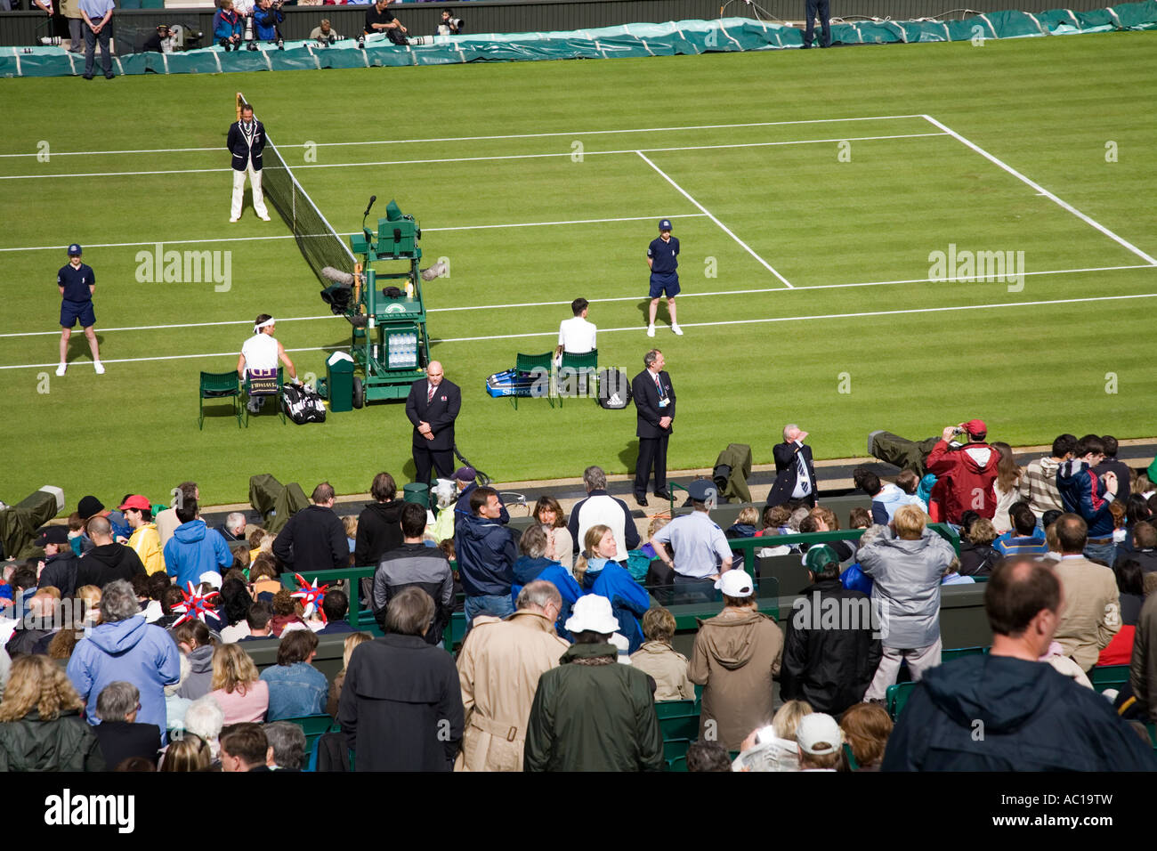 Interval in play during Carlos Moya Tim Henman game at Centre Court ...