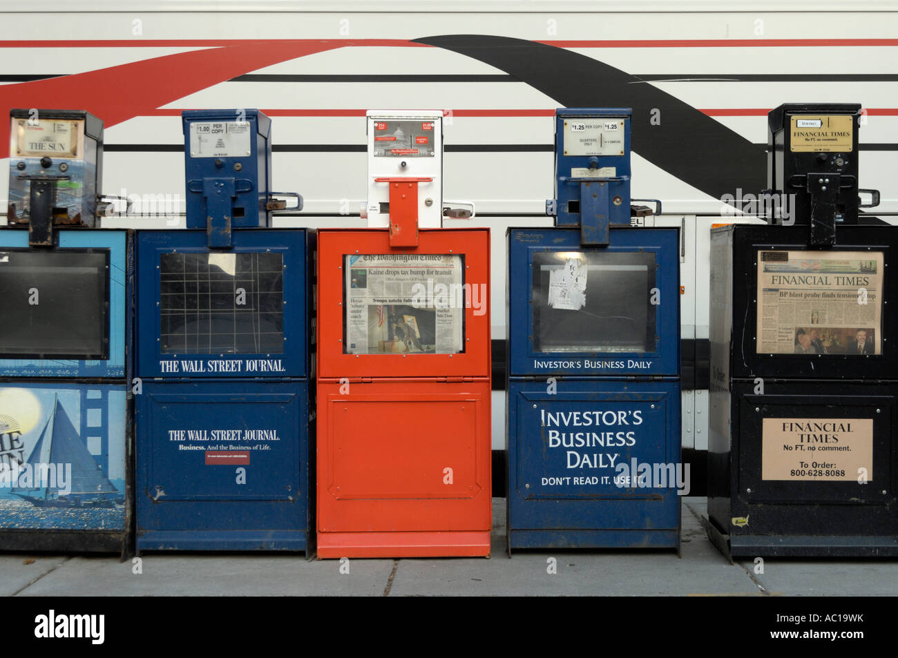 Newspaper machines hi-res stock photography and images - Alamy