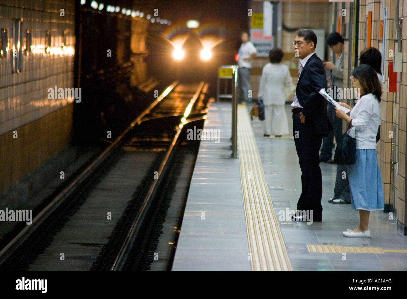 Metro Subway Train Pulling into Platform Station Seoul South Korea ...