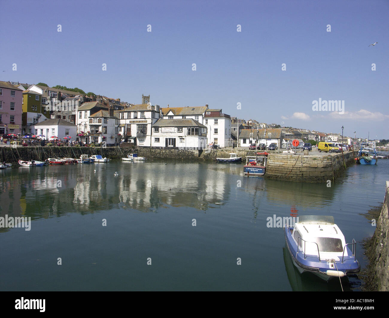 The Chain Locker pub on Custom House quay Stock Photo - Alamy