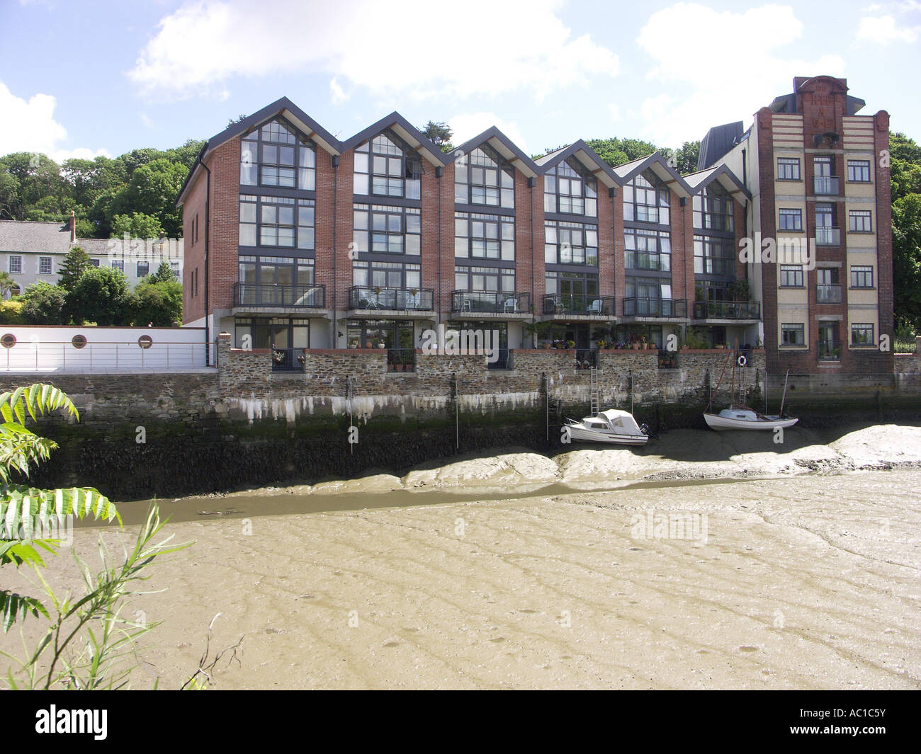 Low tide by some modern riverside apartments on the Fal estuary Stock ...