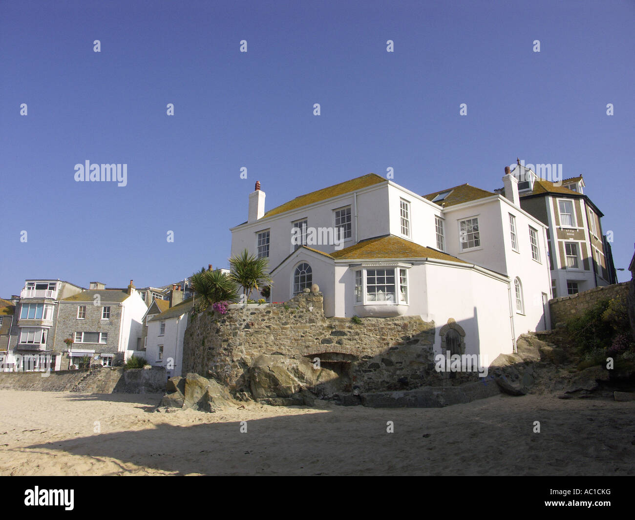 Harbour beachfront villa beach sand hi-res stock photography and images ...