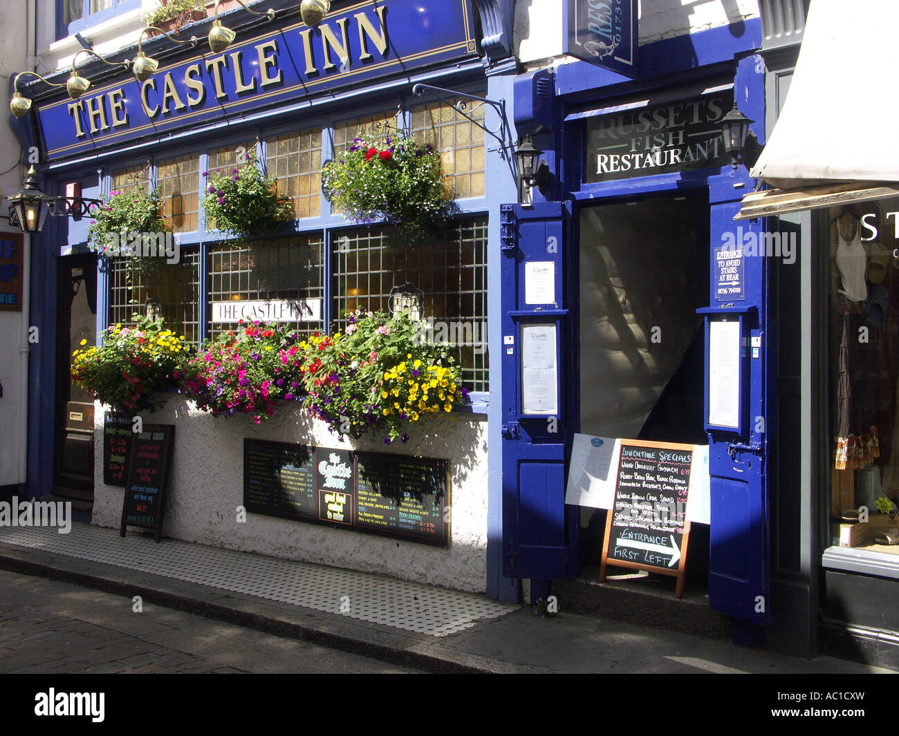 Castle inn pub hi-res stock photography and images - Alamy