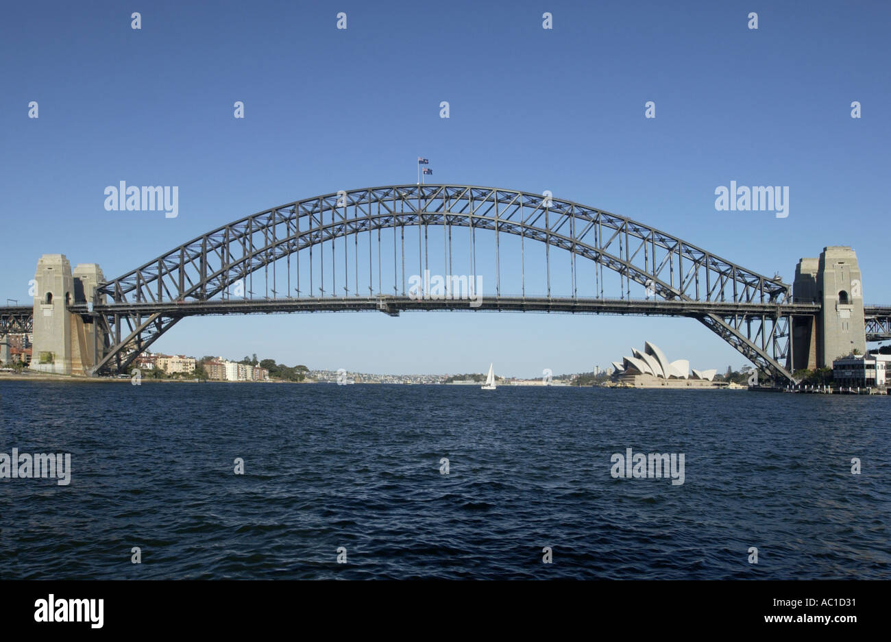 Arch bridge across sydney harbour hi-res stock photography and images ...