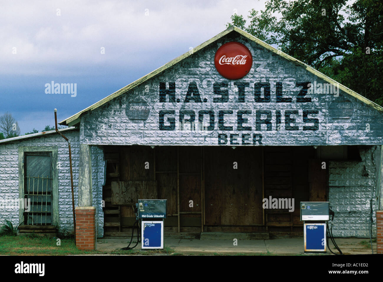 Run down grocery store hi-res stock photography and images - Alamy