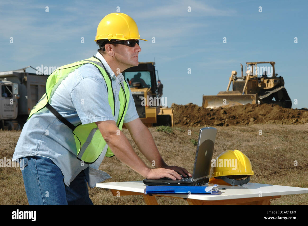 Construction worker with laptop Stock Photo - Alamy