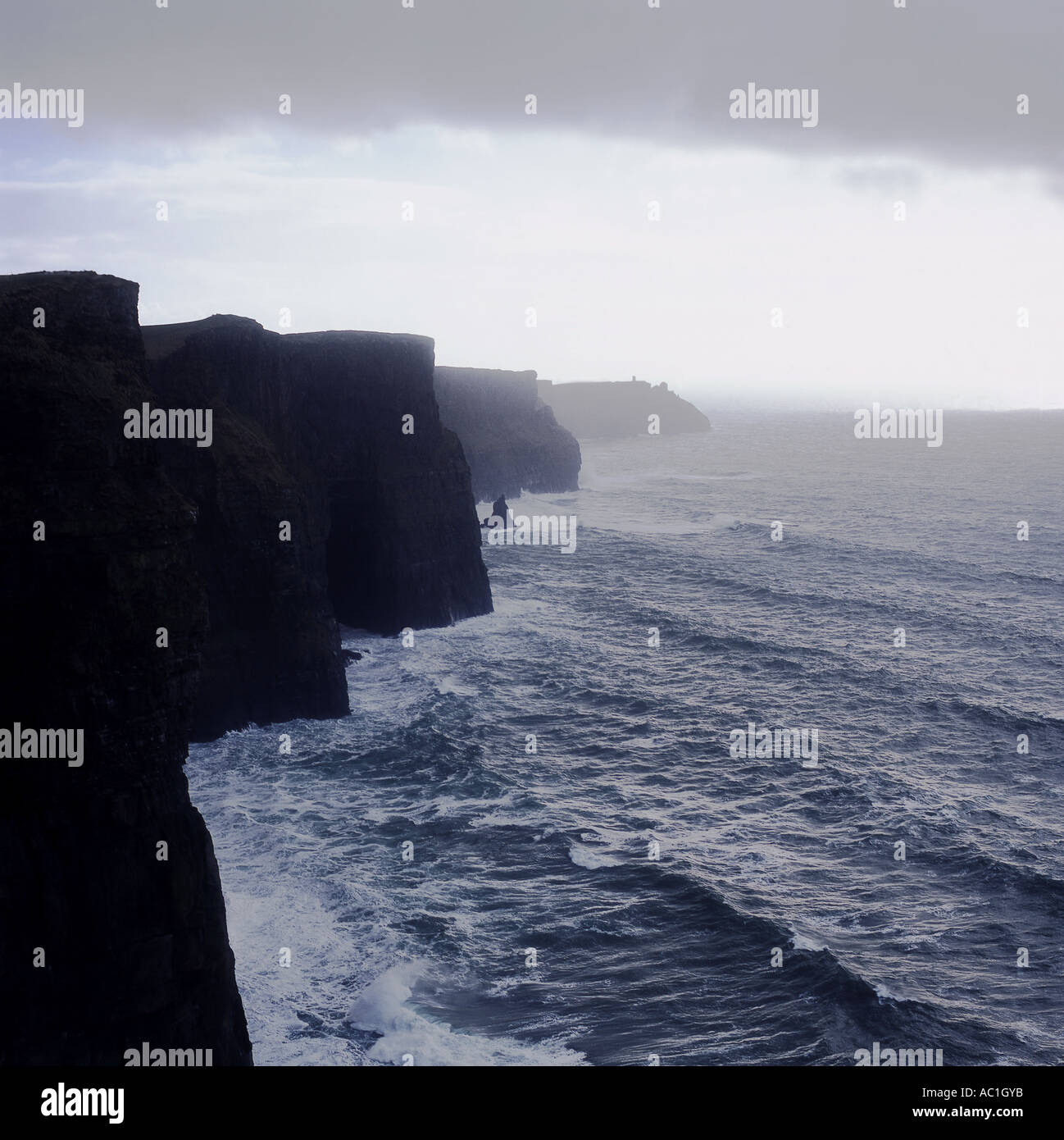 Cliffs moher storm hi-res stock photography and images - Alamy
