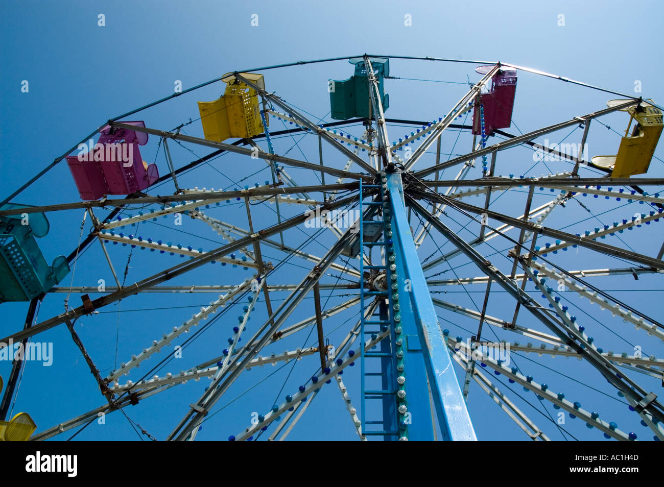 Small ferris wheel ride kids hi-res stock photography and images - Alamy