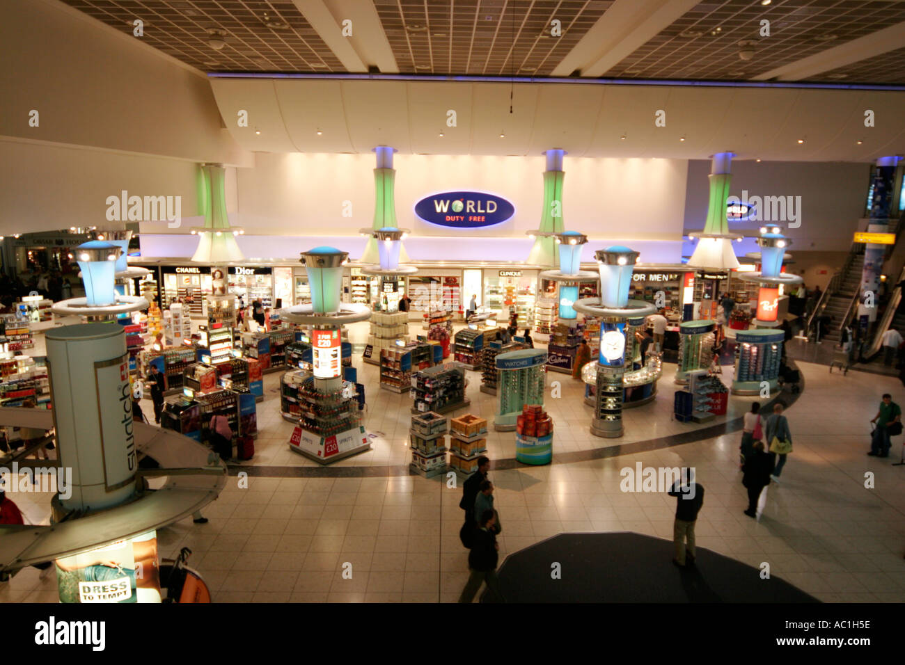 Gatwick north terminal departure lounge hi-res stock photography and ... Gatwick north terminal departure lounge hi-res stock photography and ...