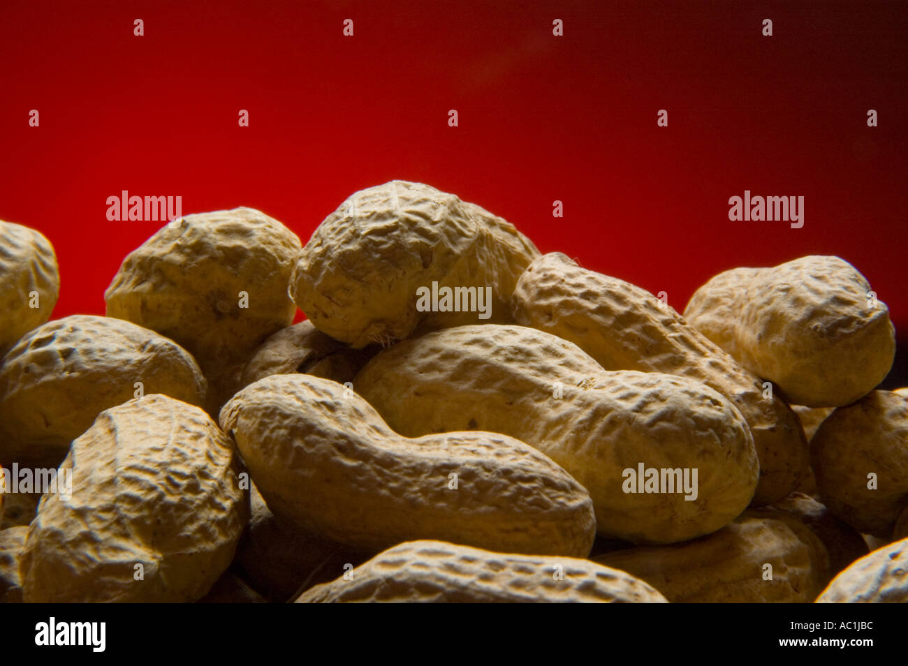 Peanuts in shells Stock Photo - Alamy