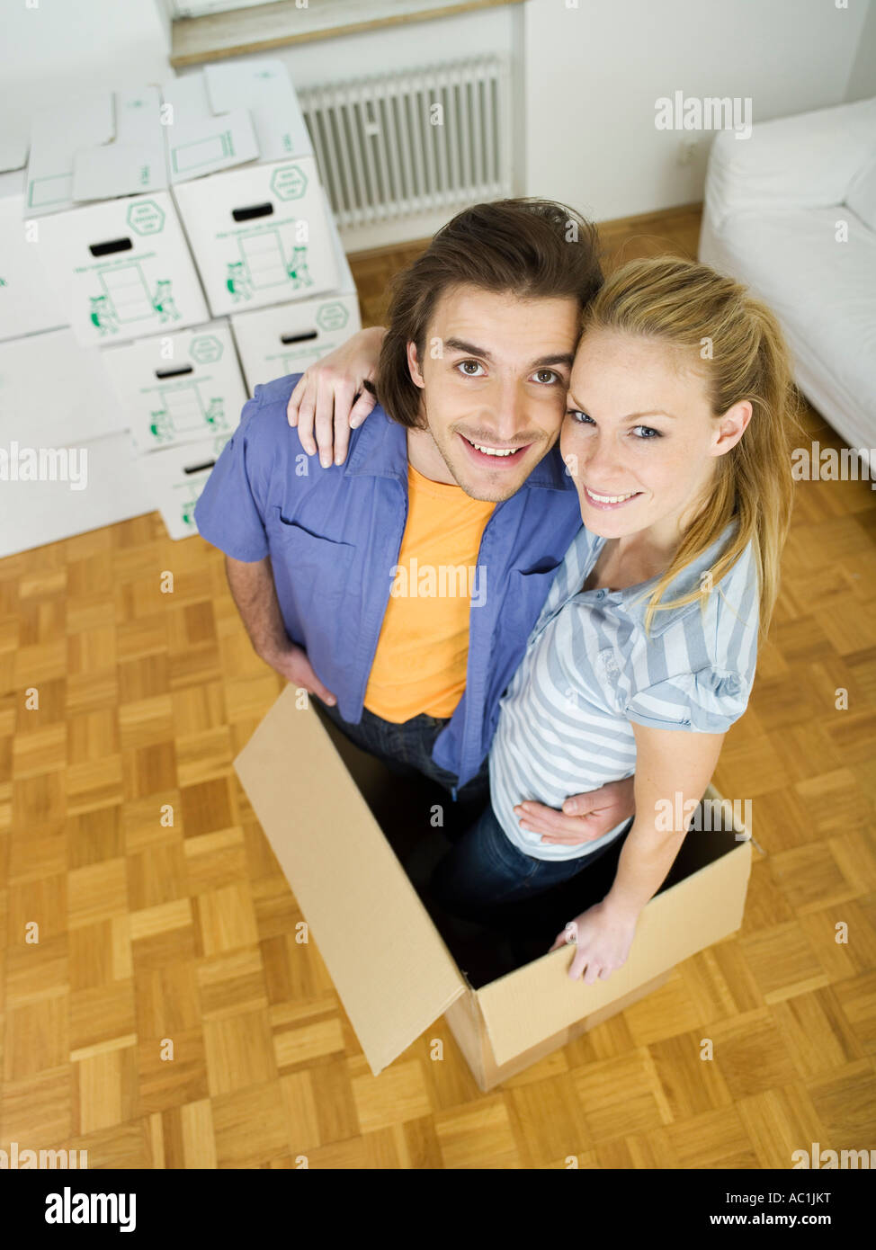30 years male packing up boxes hi-res stock photography and images - Alamy