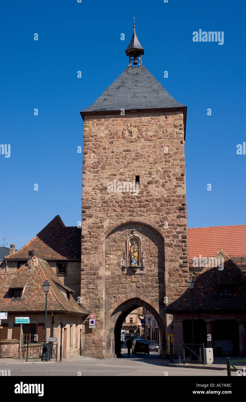 Medieval gate tower hi-res stock photography and images - Alamy