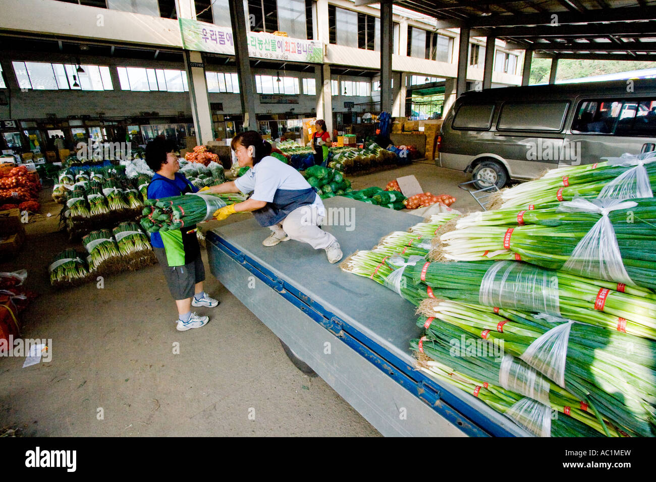 Truck unloading vegetables hi-res stock photography and images - Alamy
