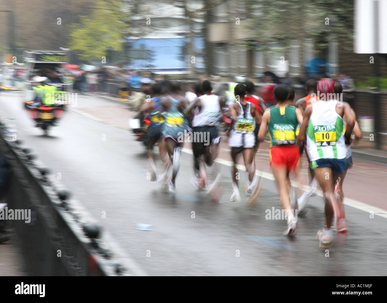Marathon London runners leaders Stock Photo - Alamy
