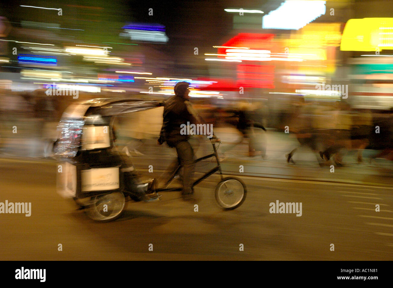 London rickshaw hi-res stock photography and images - Alamy