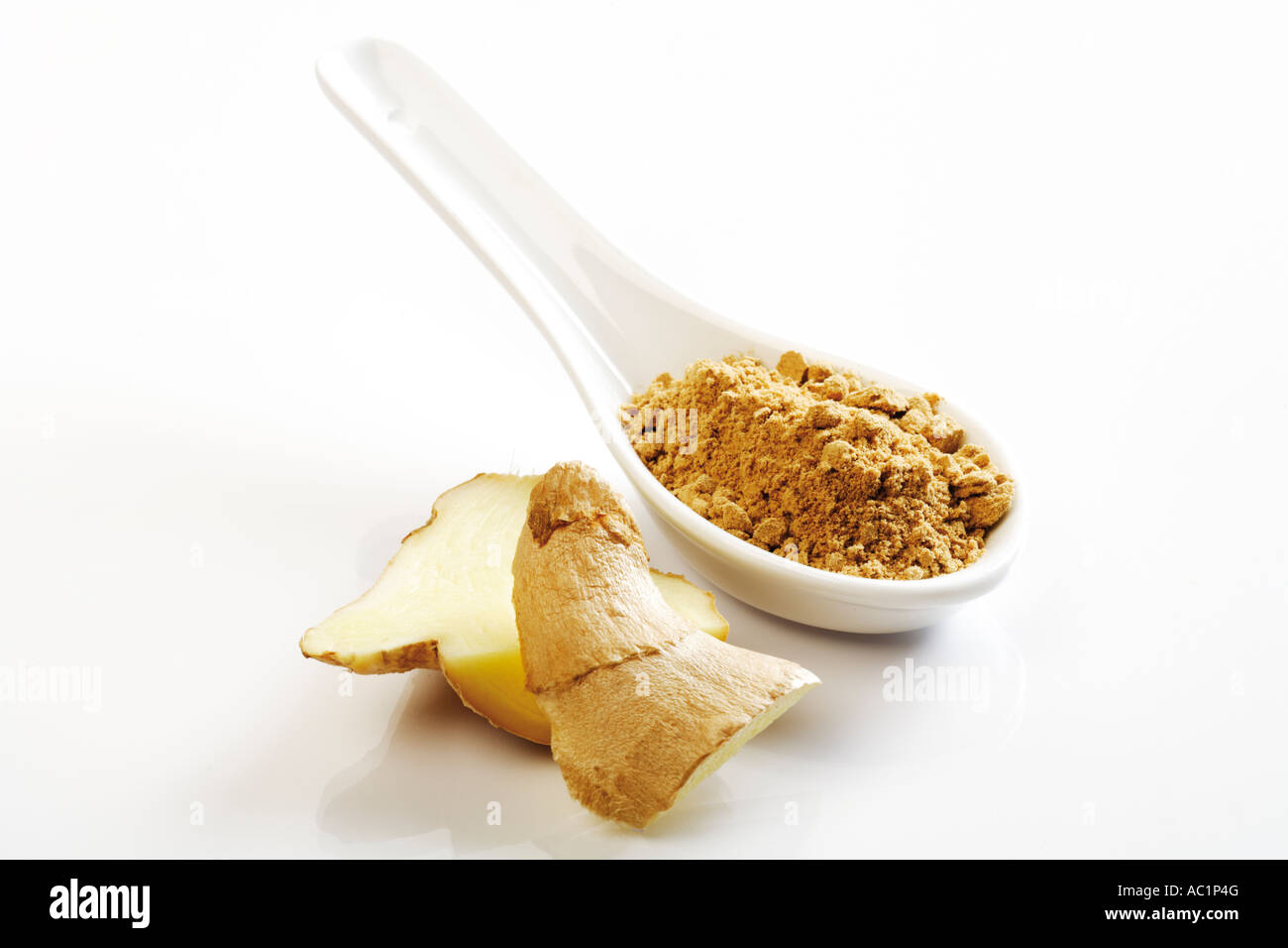 Ginger powder and fresh ginger Stock Photo - Alamy