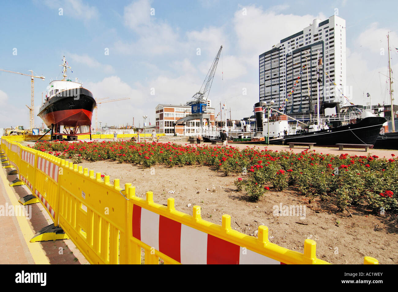 Dry dock without water hi-res stock photography and images - Alamy