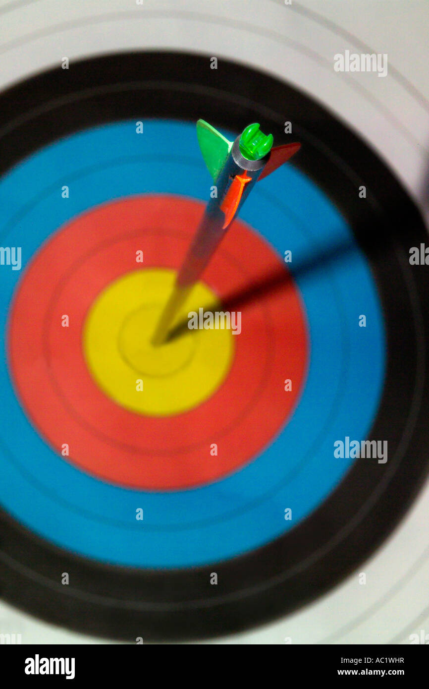 Arrow in bull´s eye Stock Photo - Alamy