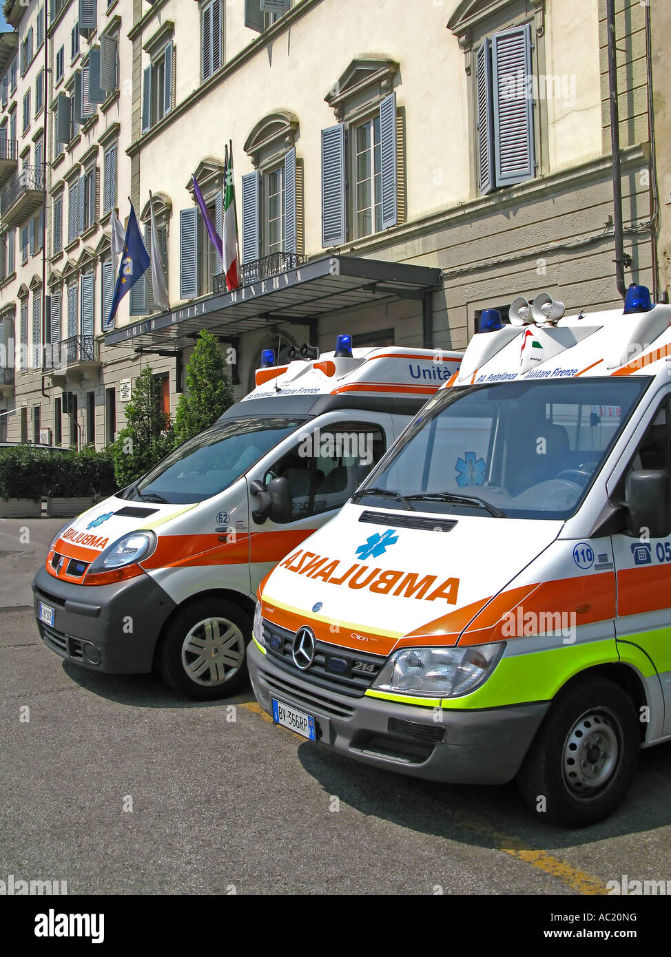 AMBULANCES IN FRONT OF MINERVA HOTEL FLORENCE ITALY EUROPE Stock Photo ...