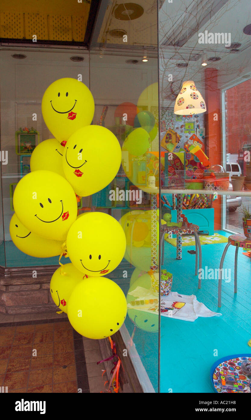 Faces in a window hi-res stock photography and images - Alamy