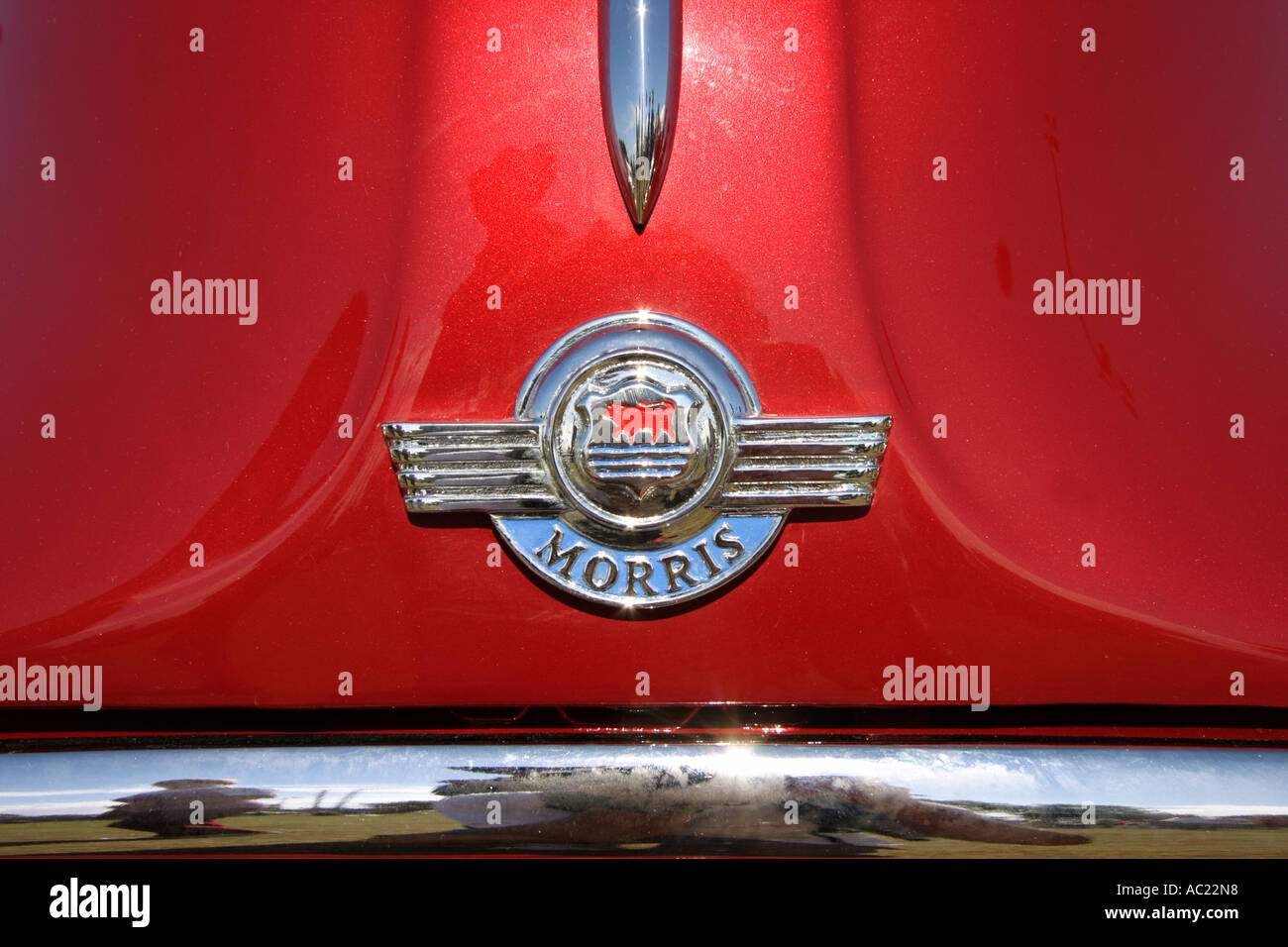 BADGE OF MORRIS CAR RED HORIZONTAL BAPDB7894 Stock Photo - Alamy