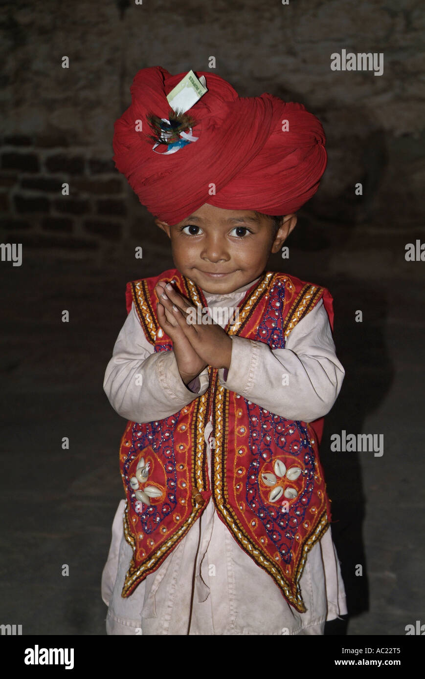 Young boy wearing a red turban in Jodhpur India Stock Photo - Alamy