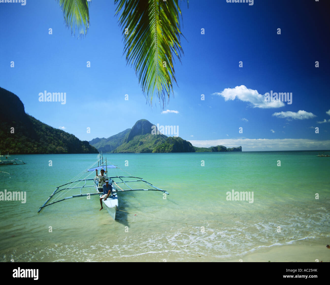 Fishing boat coming to island Stock Photo - Alamy