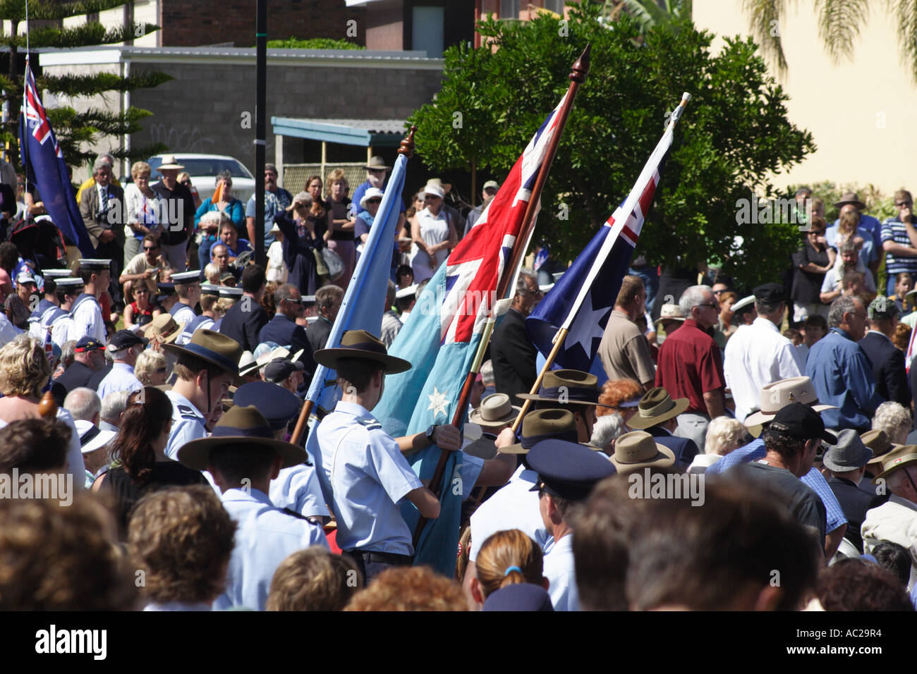 ANZAC DAY CROWD MARCHING HORIZONTAL BAPDA7625 Stock Photo - Alamy
