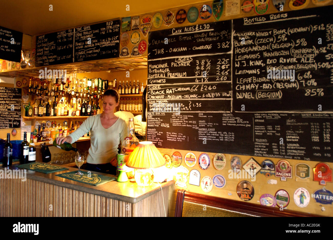 Traditional english pub interior hi-res stock photography and images ...