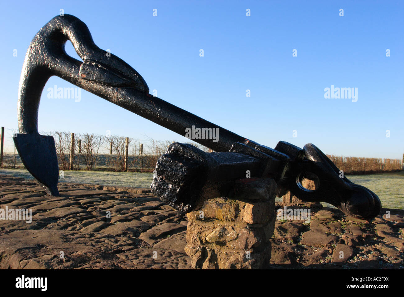 Large black anchor hi-res stock photography and images - Alamy