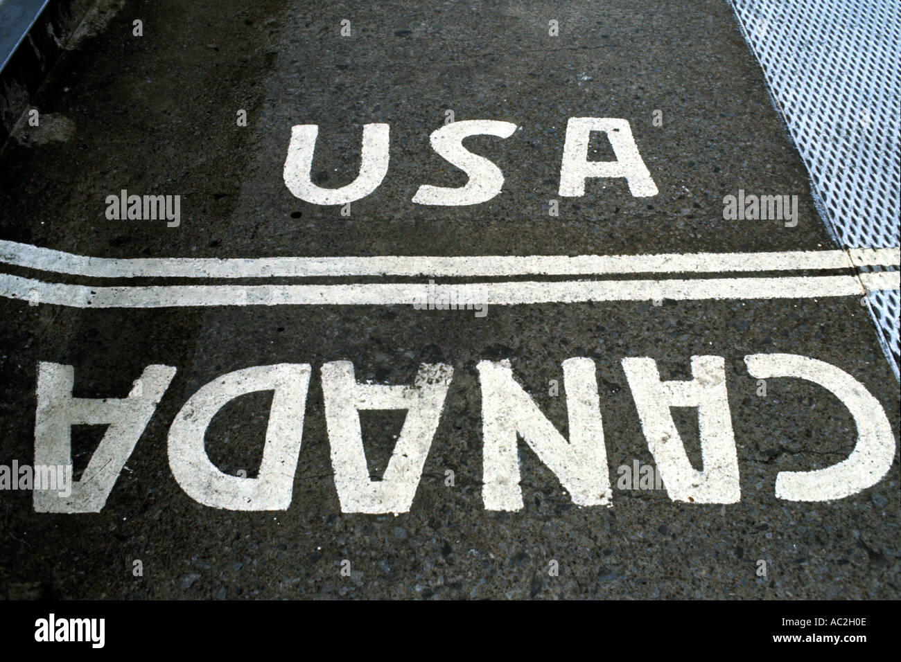 Niagara falls usa canada border divide division hi-res stock ...