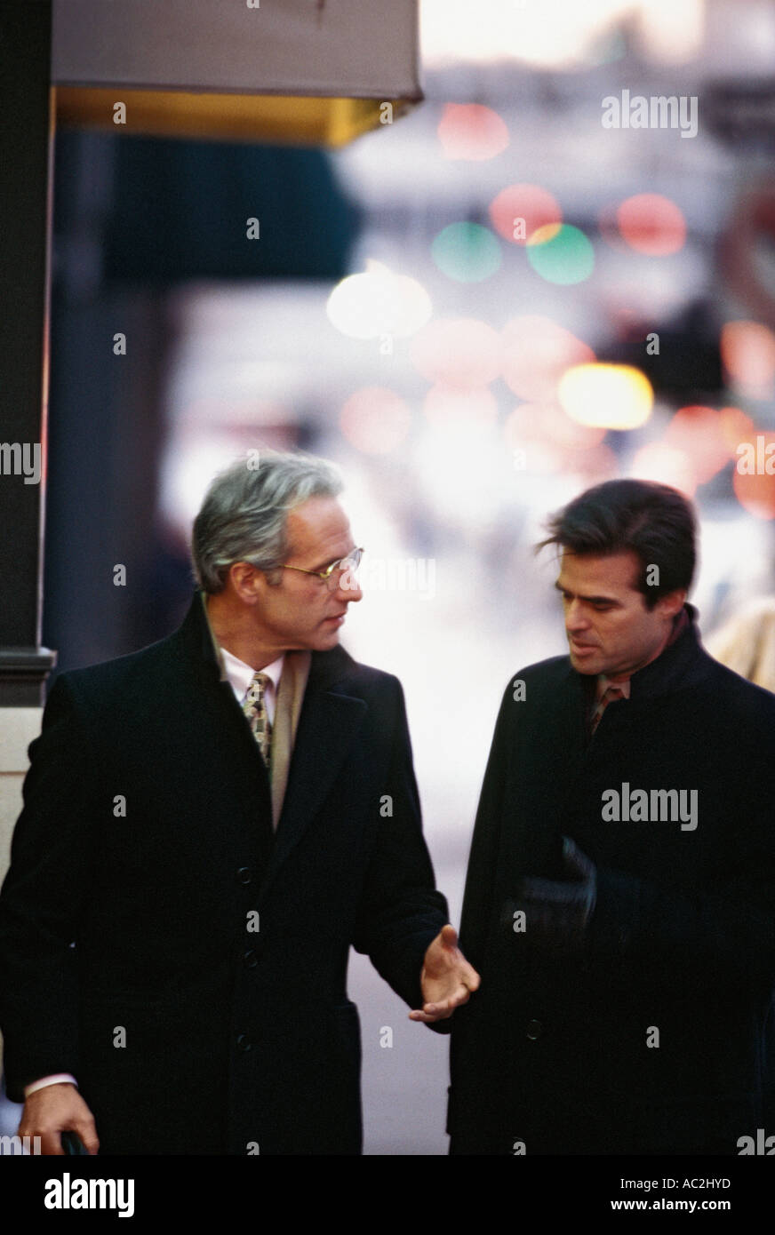 Two people meet street hi-res stock photography and images - Alamy