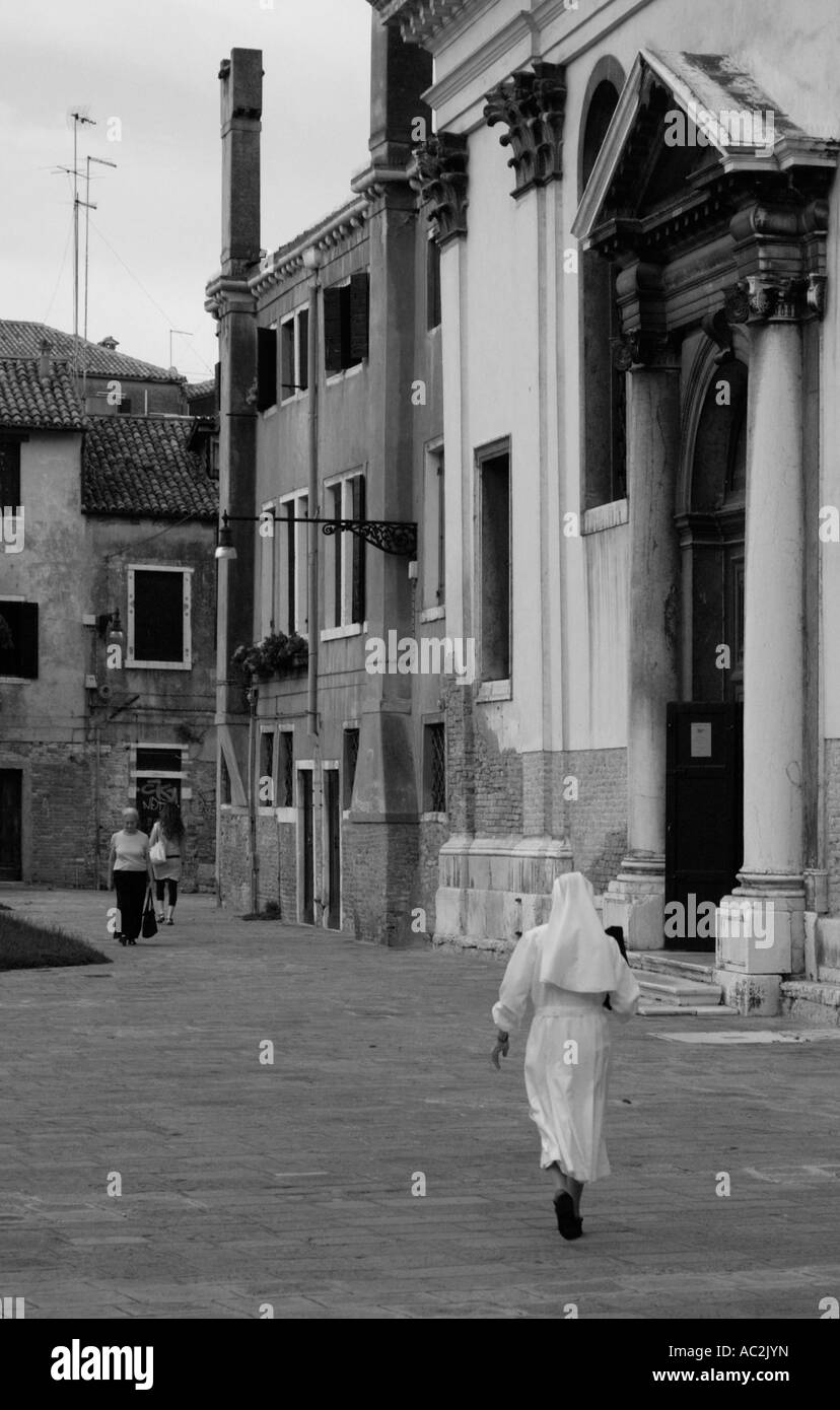 Passers by in Venice Stock Photo - Alamy