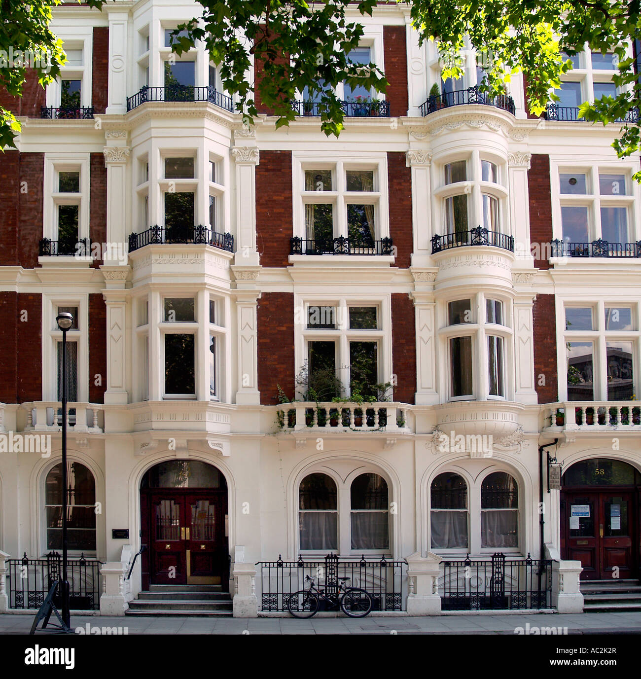 Central london mansion block hi-res stock photography and images - Alamy
