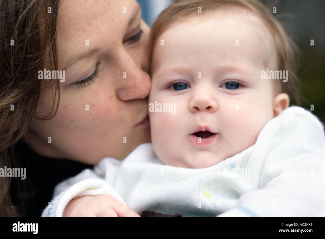 Mother and daughter snuggle Stock Photo - Alamy