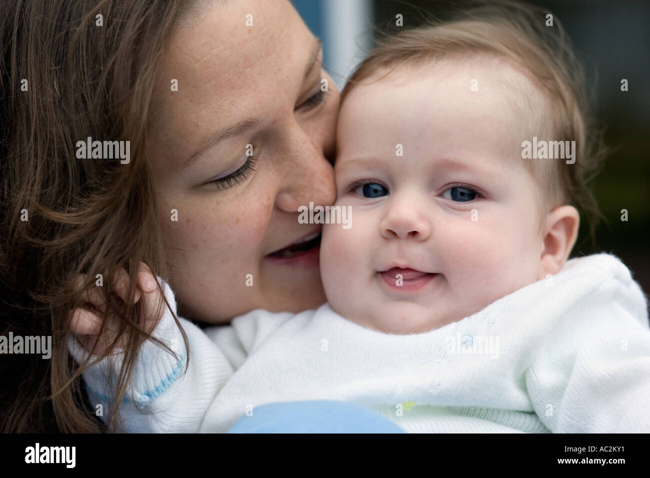 Mother and daughter snuggle Stock Photo - Alamy