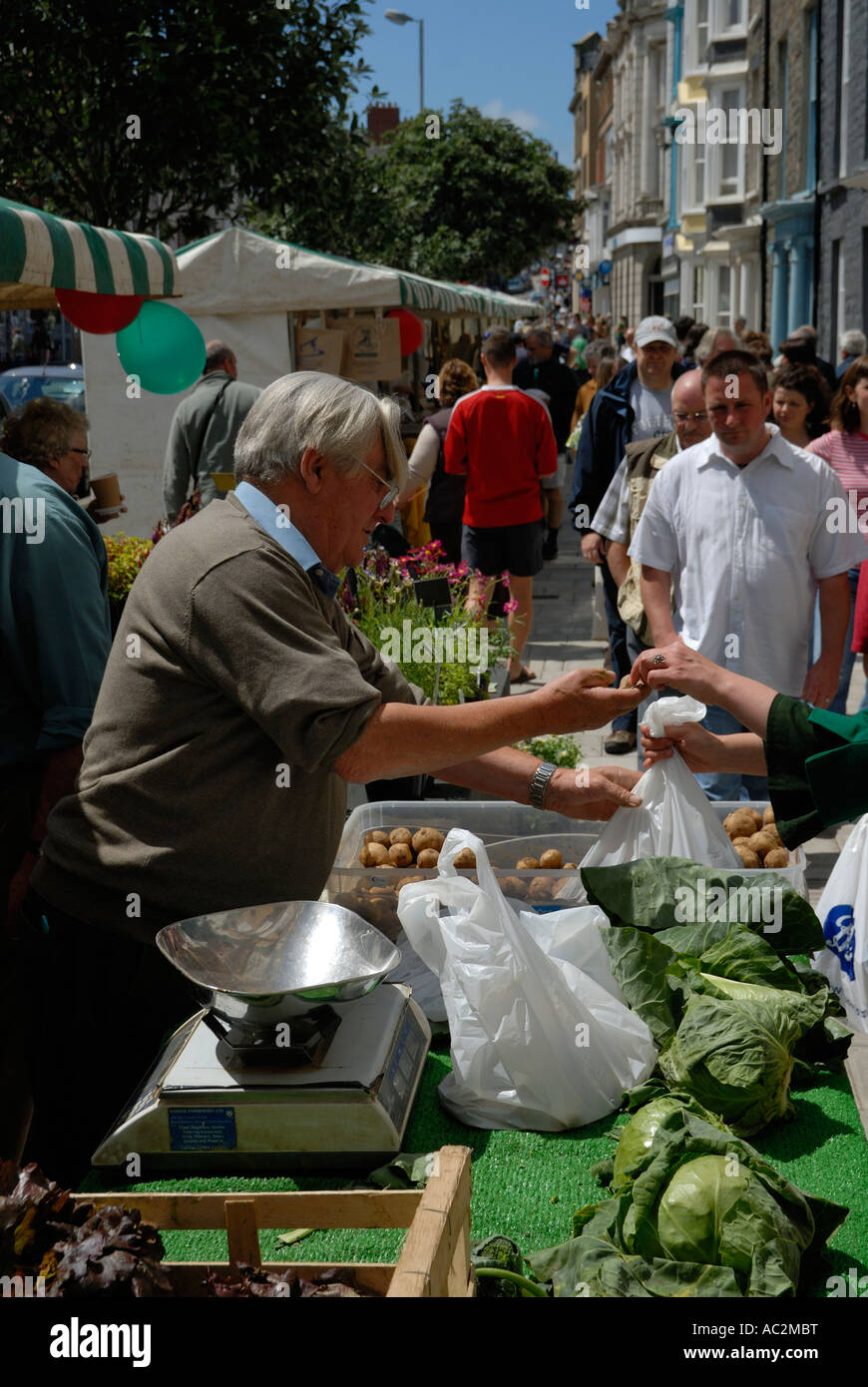 Money changing hands uk hi-res stock photography and images - Alamy