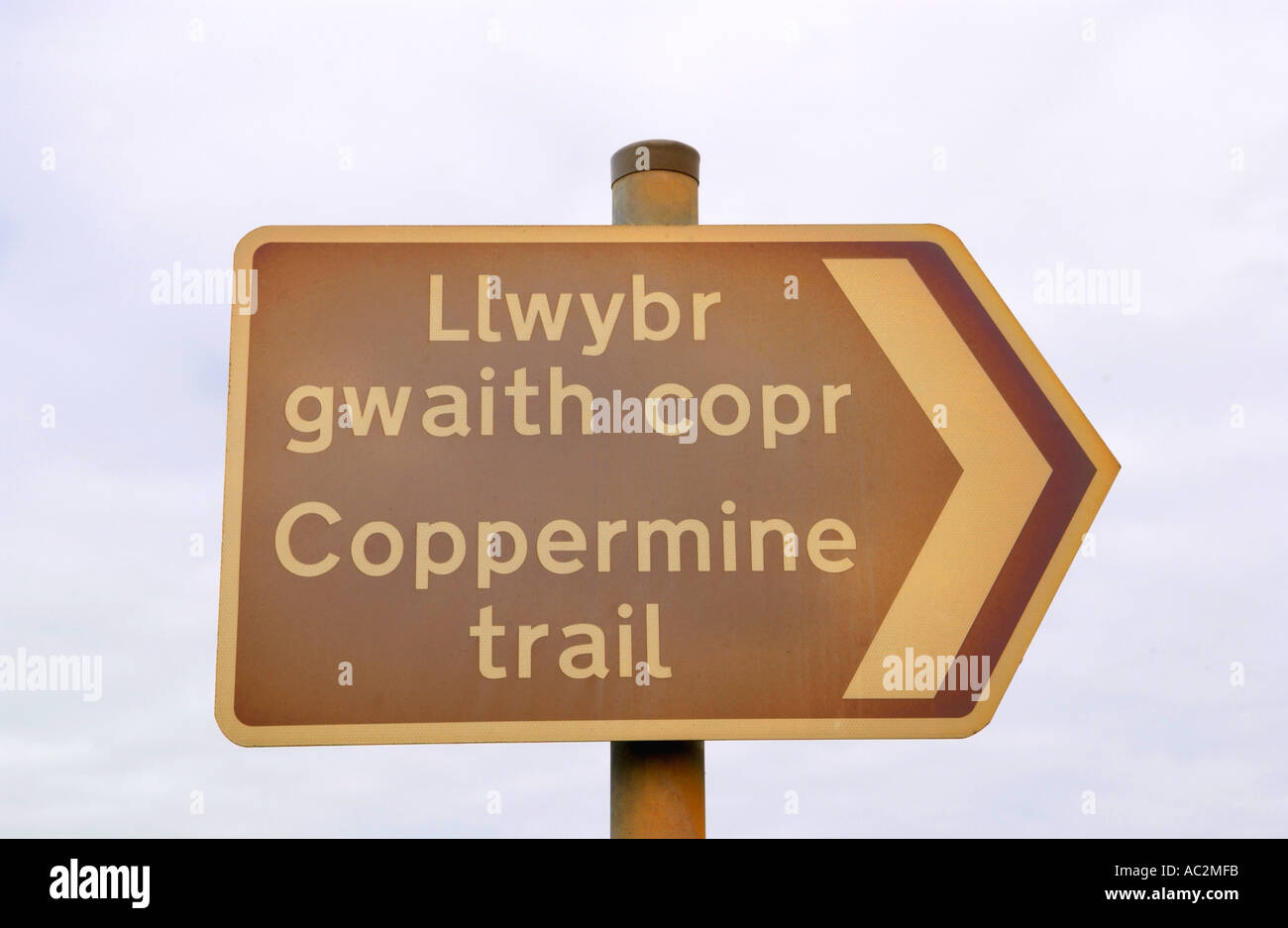 Brown heritage trail sign hi-res stock photography and images - Alamy