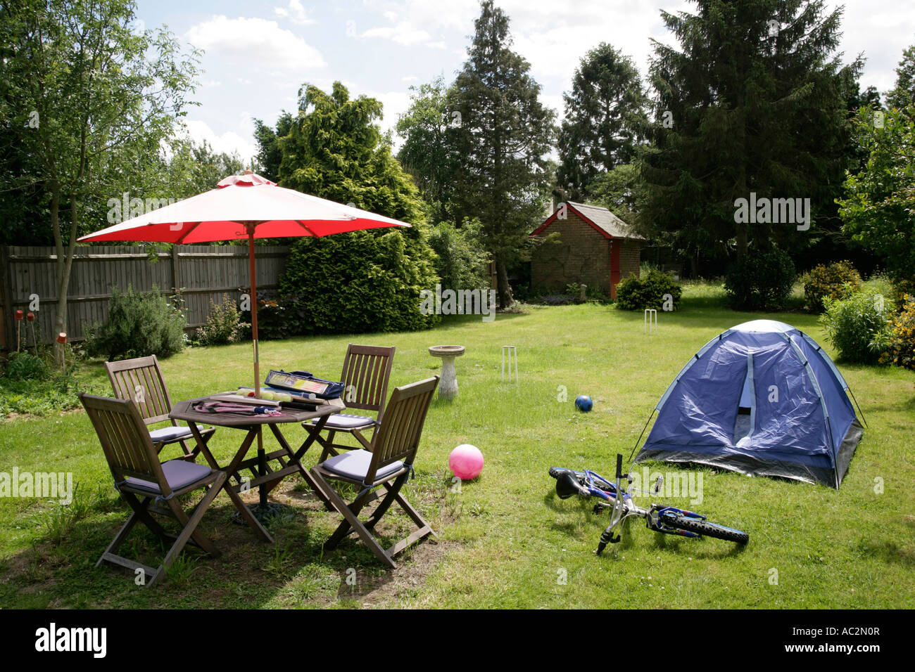 Back garden hi-res stock photography and images - Alamy