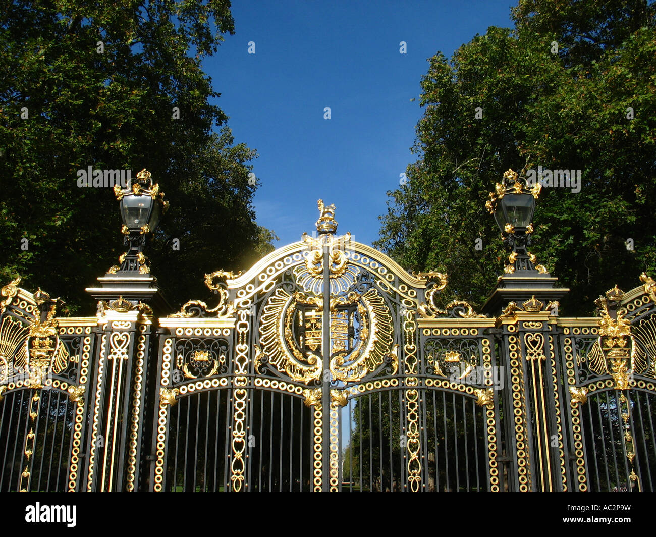 Green park gate hi-res stock photography and images - Alamy