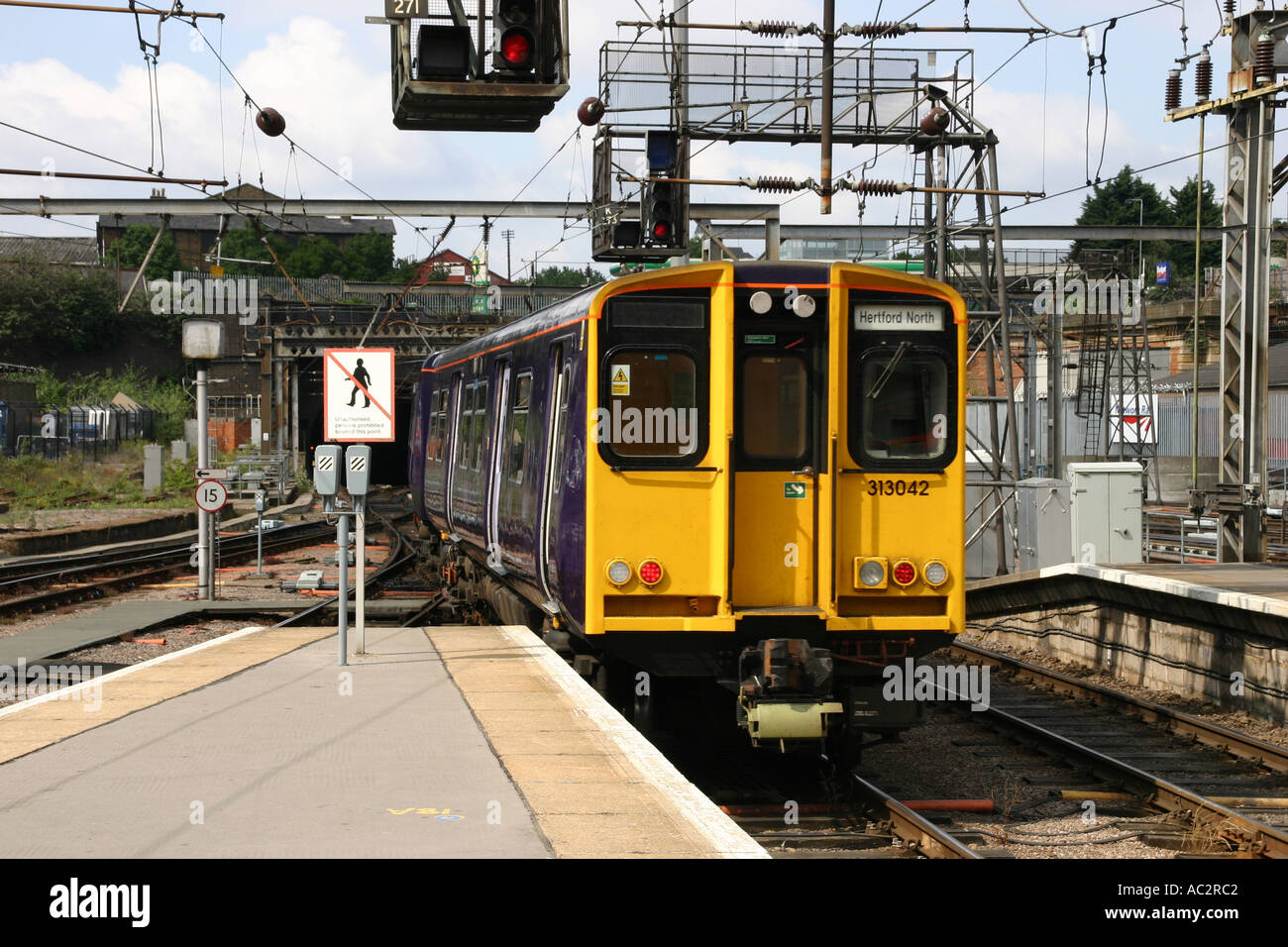 Wagn commuter train kings cross hi-res stock photography and images - Alamy