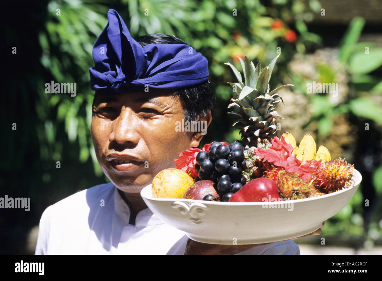 IND Indonesia Bali The Oberoi Bali Hotel waiter Stock Photo - Alamy