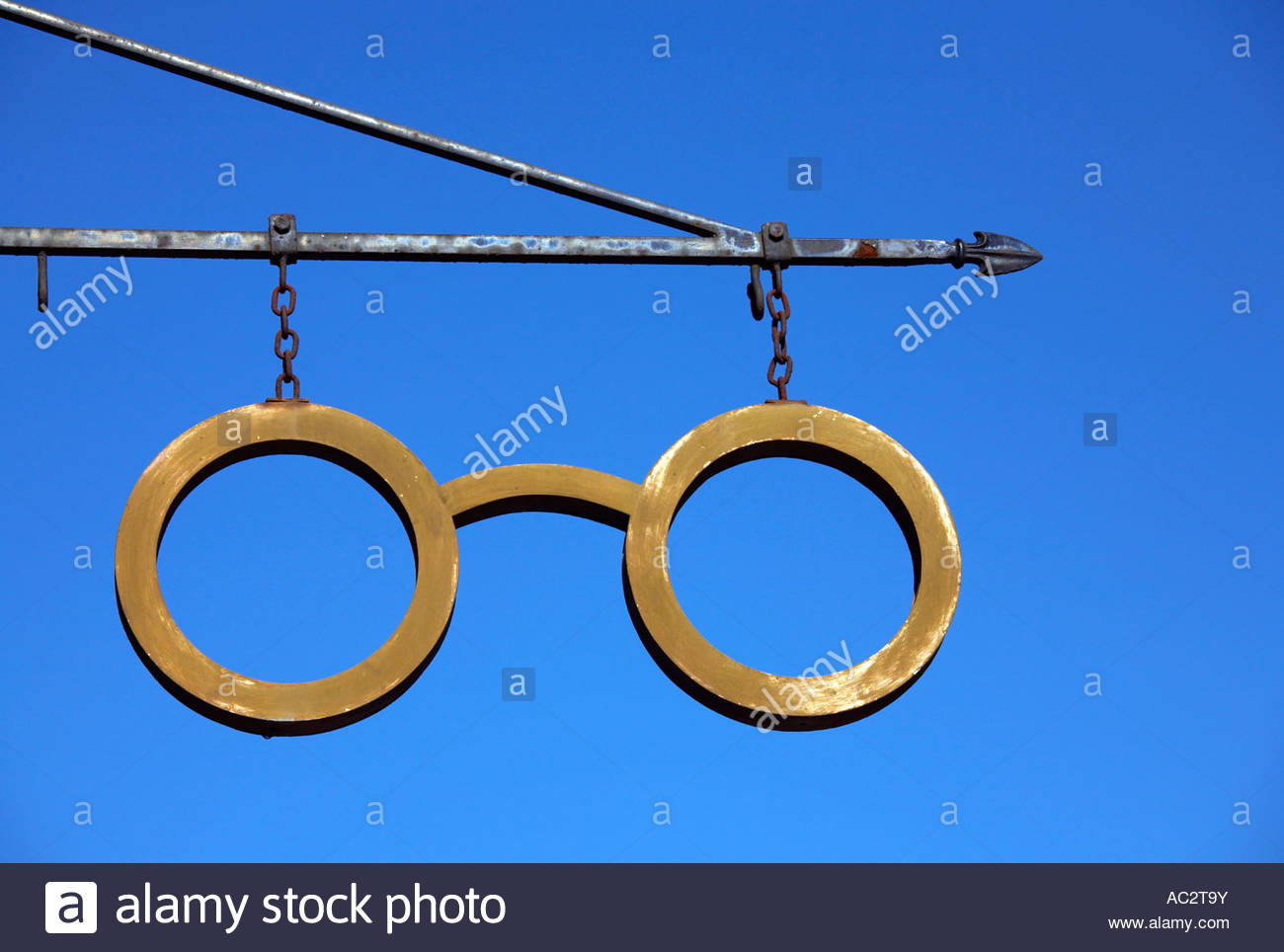 Eyeglasses spectacles sign shop hi-res stock photography and images - Alamy