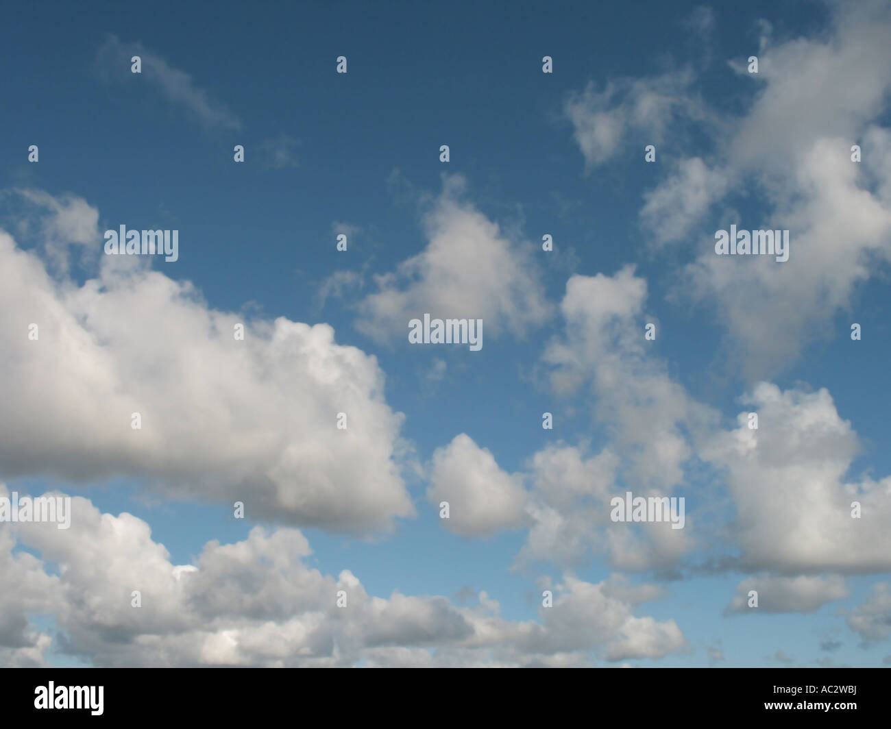 Low flying cumulus clouds Stock Photo - Alamy