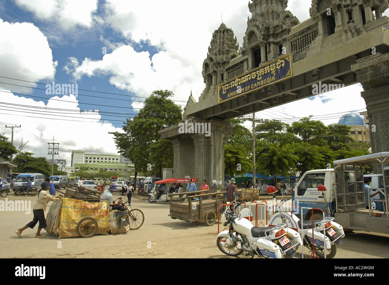 Border crossing between Thailand and Cambodia at the Cambodian town of ...
