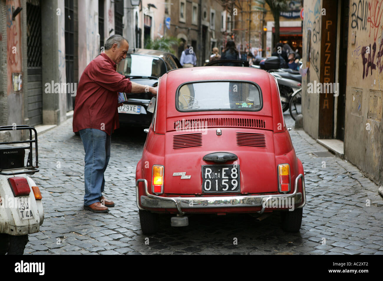 ITA, Italy, Rome : Old Fiat 500, Cinquecento, in a narrow lane in ...