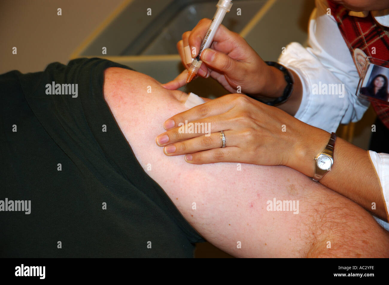 Nurse puncturing the skin to inject the serum Stock Photo - Alamy
