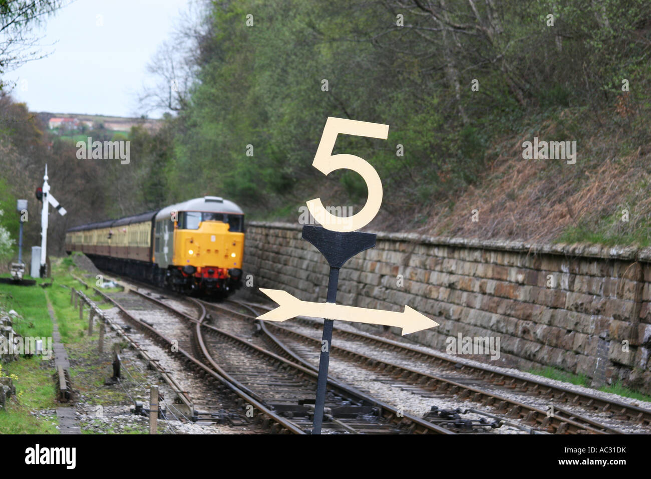 Diesel engine pulling train up the incline into Goathland Station Stock ...